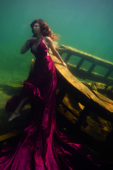 Photographer and model dive even deeper to break underwater model ...