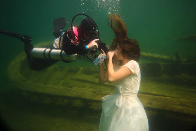 Photographer and model dive even deeper to break underwater model ...