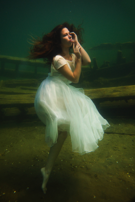 Photographer and model dive even deeper to break underwater model ...