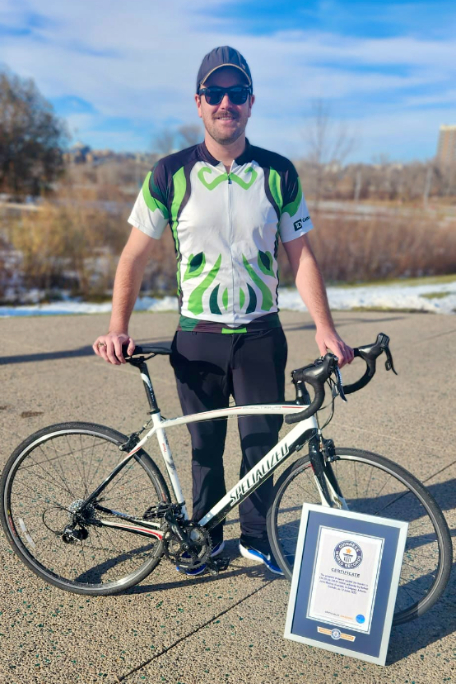 Hands-free cyclist managed to keep going for 130 km by massaging legs ...