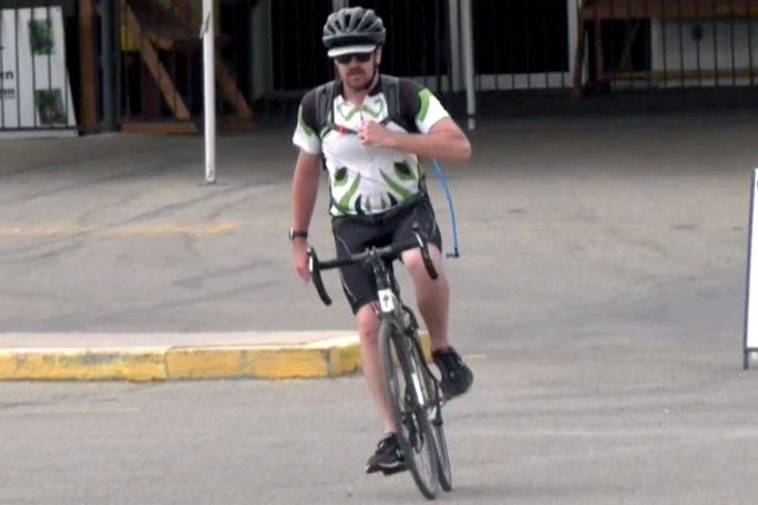 Hands-free cyclist managed to keep going for 130 km by massaging legs ...