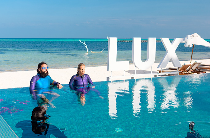 Loved-up couple celebrate Valentine’s Day with longest underwater kiss ...