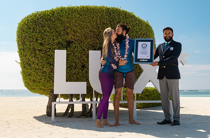 Loved-up couple celebrate Valentine’s Day with longest underwater kiss ...
