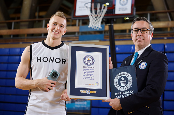 Basketball player pulls off ‘impossible’ slam dunk to set brand new ...