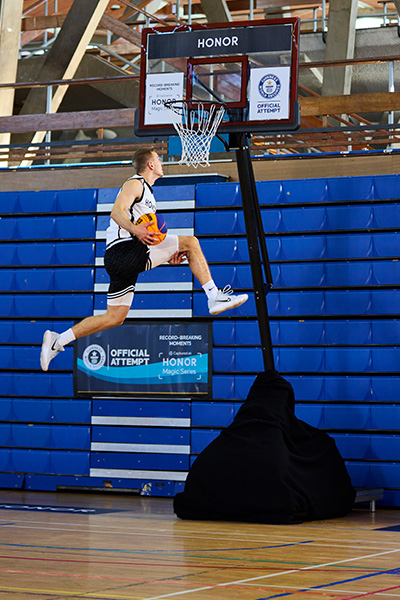 Basketball player pulls off ‘impossible’ slam dunk to set brand new ...