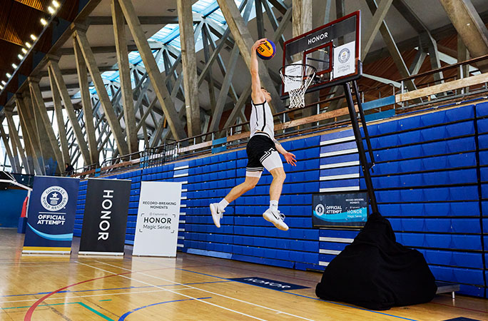 Basketball player pulls off ‘impossible’ slam dunk to set brand new ...