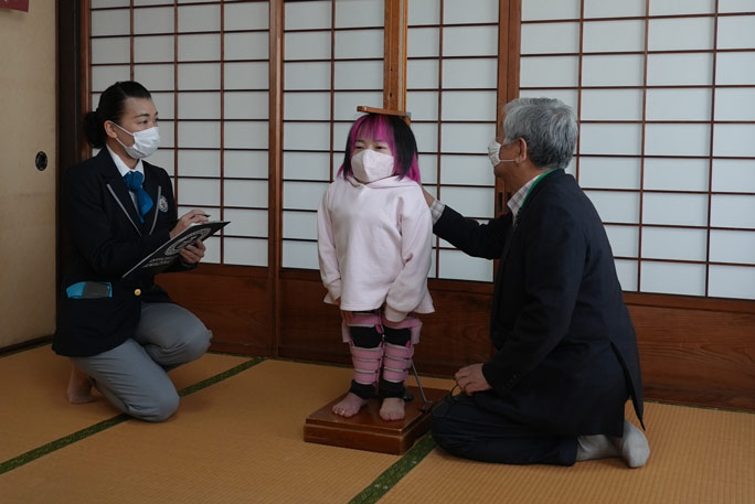 Twins with staggering 75 cm height difference are close as two sisters ...