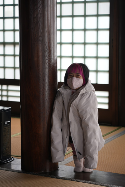 Twins with staggering 75 cm height difference are close as two sisters ...