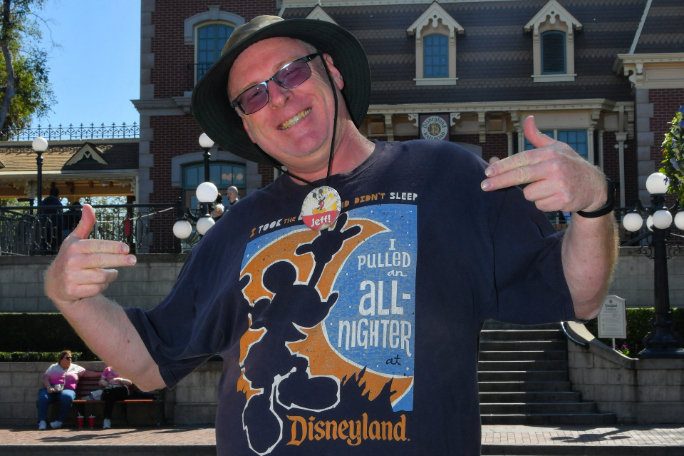 Disney loving man smashes record by visiting Disneyland 2,995 days in a ...