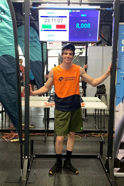 Fitness fanatic smashes pull ups record to raise thousands for charity ...