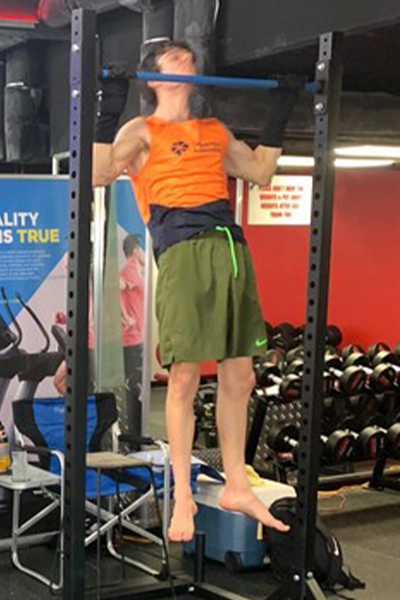 Fitness fanatic smashes pull ups record to raise thousands for charity ...