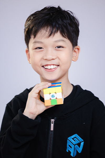 9-year-old Yiheng Wang solves cube in record-breaking average time | Guinness World Records