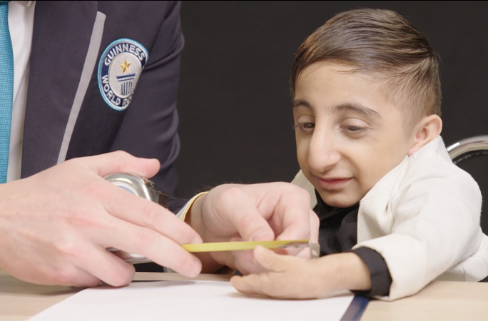 World's shortest man sets record with world's smallest hands | Guinness ...