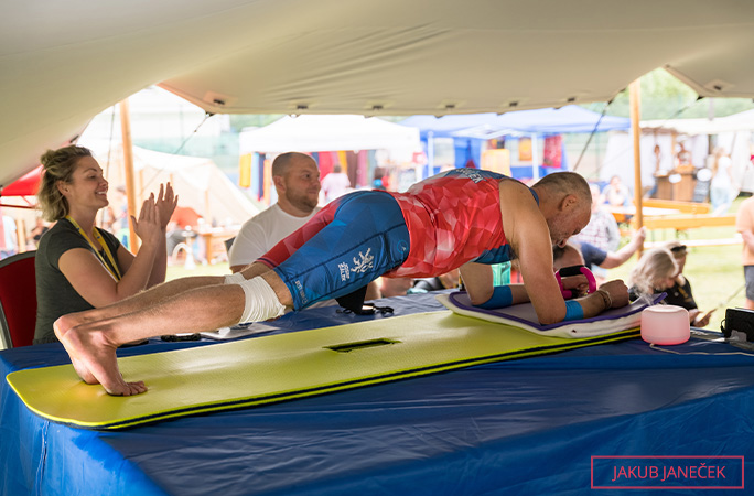 Man’s incredible physical feat as he holds abdominal plank for almost ...
