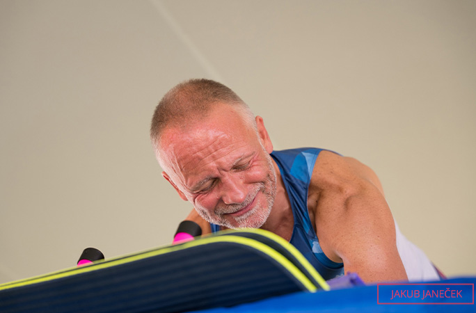 Man’s incredible physical feat as he holds abdominal plank for almost ...