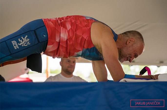 Man’s incredible physical feat as he holds abdominal plank for almost ...