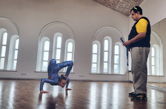 The inspiring story of Ukrainian contortionist who broke two world ...