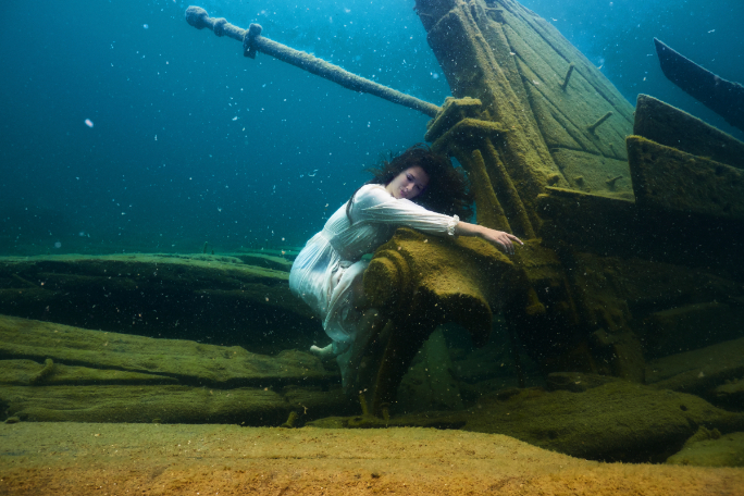 Photographer and model dive to unbelievable depths for underwater ...