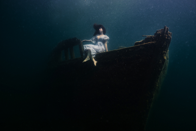 Photographer and model dive to unbelievable depths for underwater ...