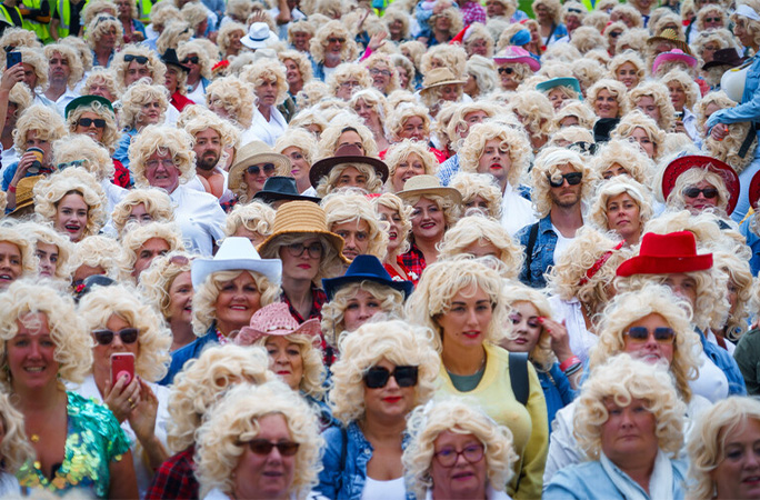 959 Dolly Parton superfans ditch their “9 to 5” to set new record ...