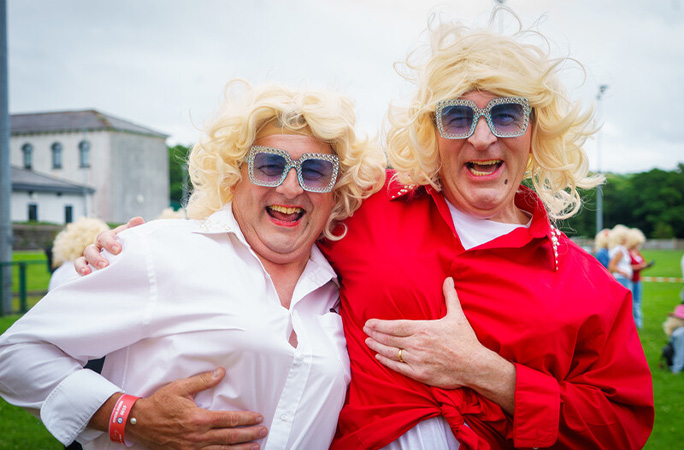 959 Dolly Parton superfans ditch their “9 to 5” to set new record ...