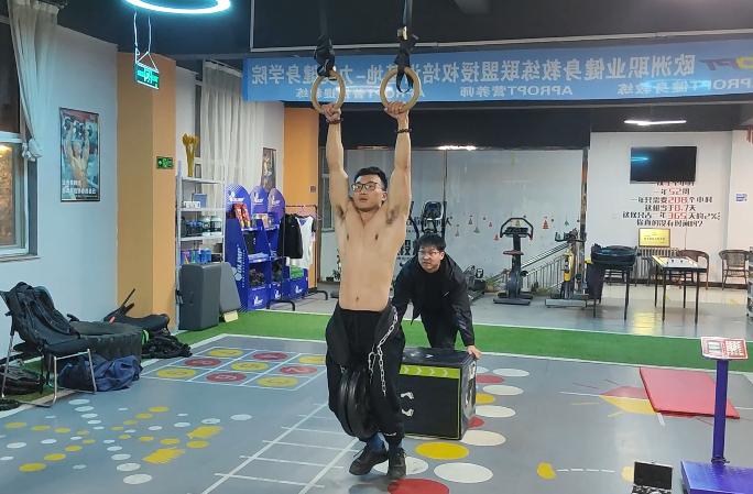Fitness influencer smashes eight astonishing strength records in one ...