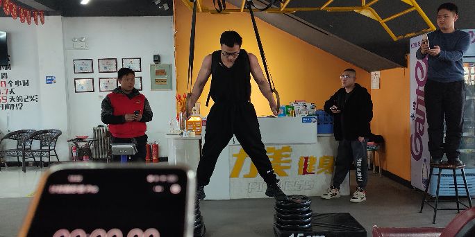 Fitness influencer smashes eight astonishing strength records in one ...