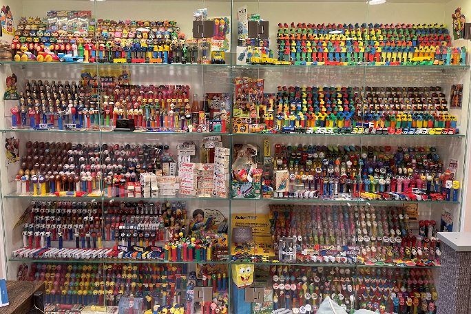 This man owns the largest PEZ dispenser collection in the world | Guinness World Records