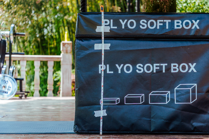 Fitness influencer takes kneeling jump record to incredible new heights ...