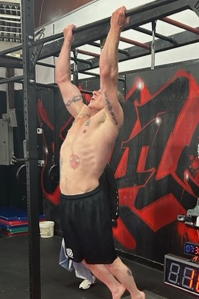 USA dad breaks decade-old record for most chin ups in an hour ...