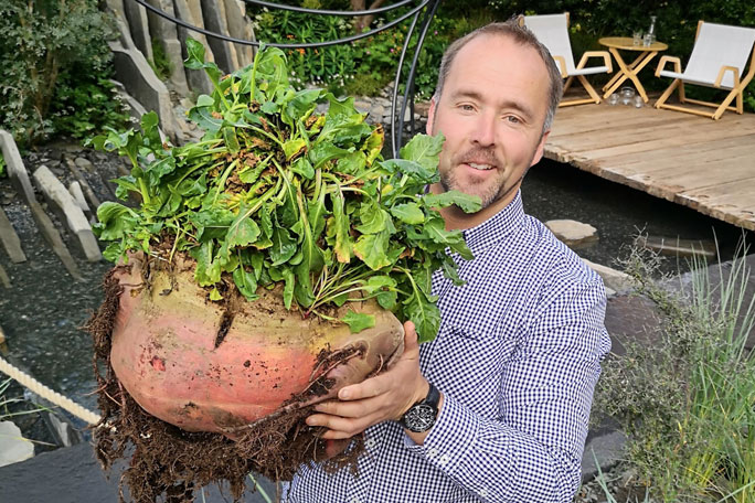 Heaviest onion that weighs more than a bowling ball unveiled with other ...