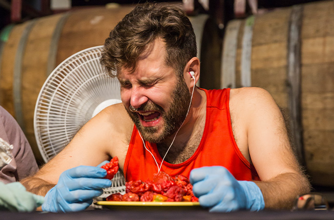 Speed eater scoffs 50 Carolina Reaper chillies in record time ...