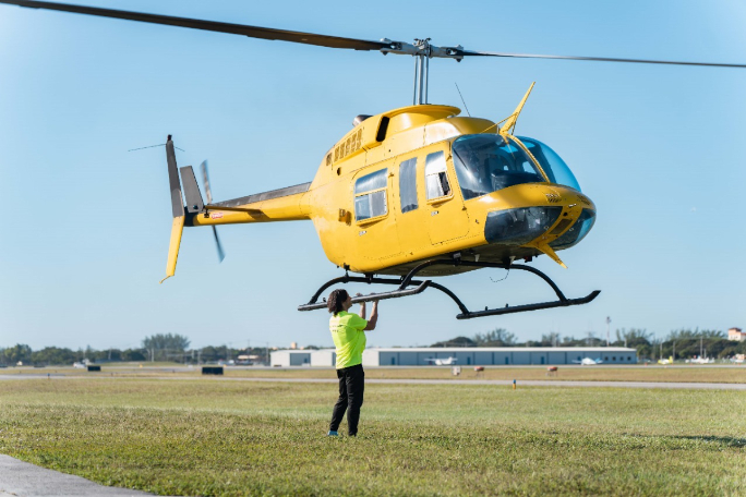 Fitness enthusiast shatters thrilling helicopter chin-ups record ...