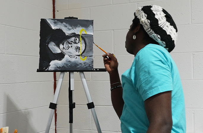 Nigerian art student breaks record with 100-hour painting marathon ...