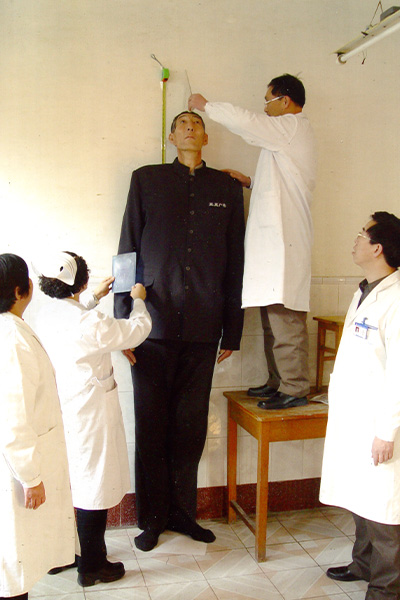 Once-tallest man's heroics as he used uniquely long arms to save ...