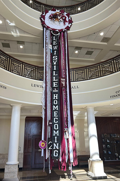Texas students create colossal homecoming “mum” corsage | Guinness ...
