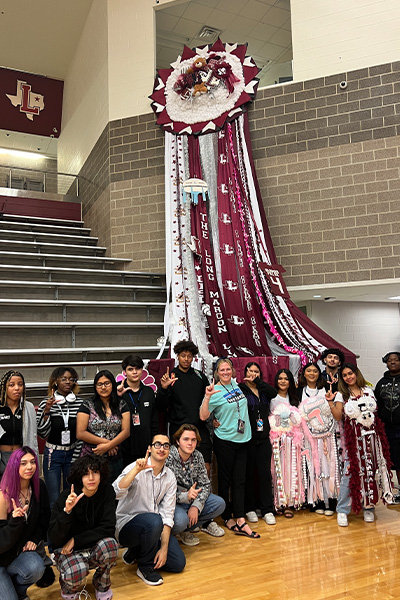 Texas students create colossal homecoming “mum” corsage | Guinness ...