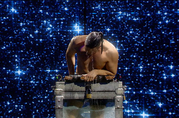 Escapologist’s death-defying escape from water tank leaves audience ...
