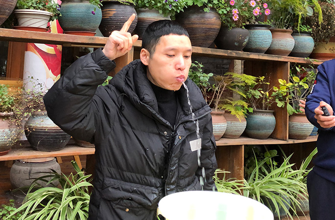 Man regurgitates water for over five minutes to shatter record ...