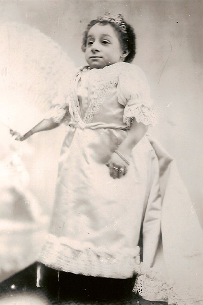 Shortest woman ever earned fame around the world thanks to record 61-cm ...