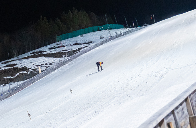 Pro skier reaches record-breaking 82-mph speed skiing backwards ...