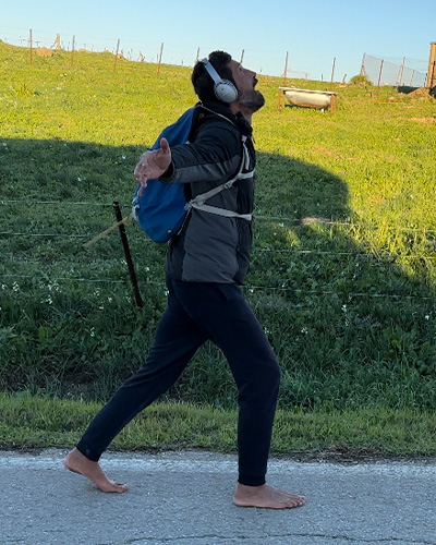 Man walks barefoot for over 2,000 gruelling miles to break world record ...