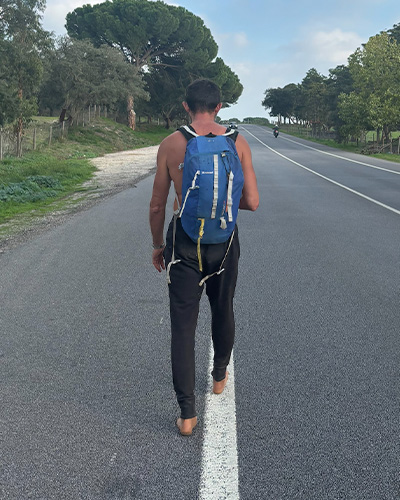 Man walks barefoot for over 2,000 gruelling miles to break world record ...