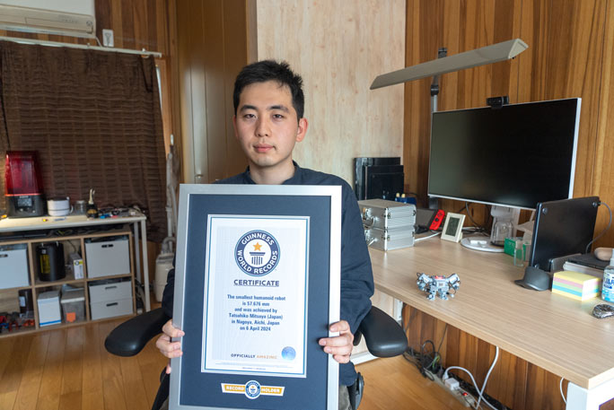 Japanese student creates world's smallest humanoid robot that's as ...