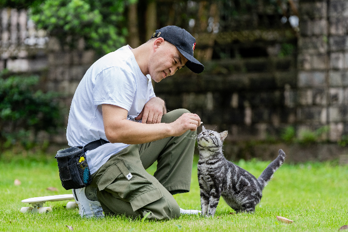 Meet Bao Zi: the skateboarding cat who slid into the record books in ...