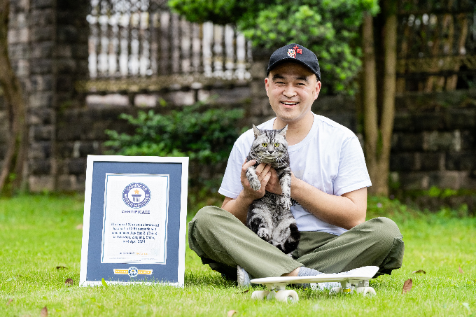 Meet Bao Zi: the skateboarding cat who slid into the record books in mere seconds | Guinness ...