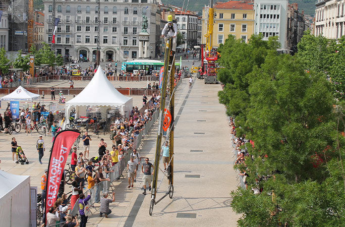 Record-breaking 25-foot-tall rideable bike built by two friends ...