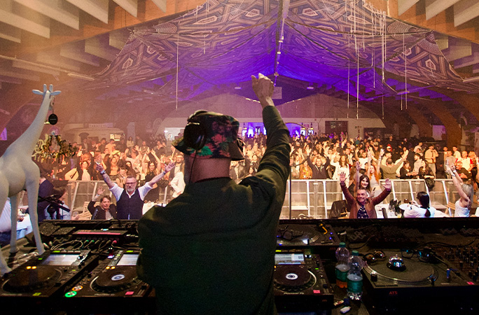 Club DJ’s 10-day mixing marathon shatters world record | Guinness World ...