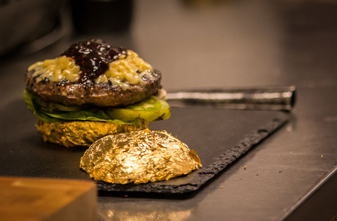 Most expensive hamburger covered in gold and dripping in caviar has € ...