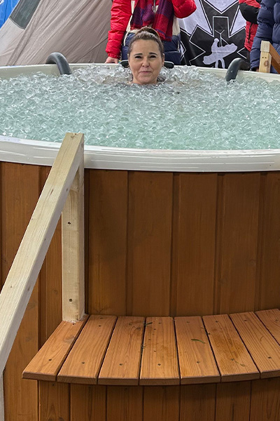 Ice bath legend recruits 207 others to join her in teeth-chattering ...